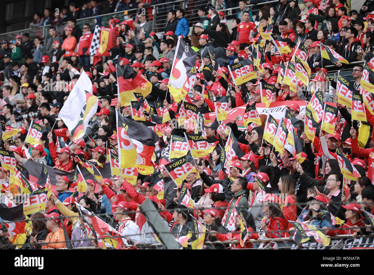 Fans cheer lewis hamilton hi-res stock photography and images - Alamy