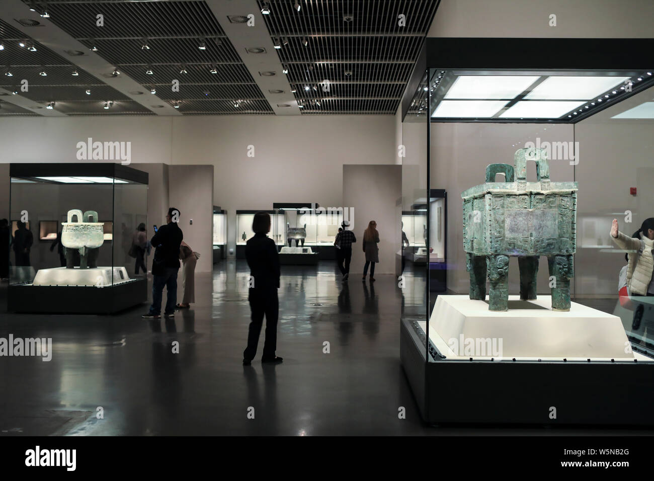 (From left) Houmuwu square cauldron, Da Yu cauldron, and Zilong ...