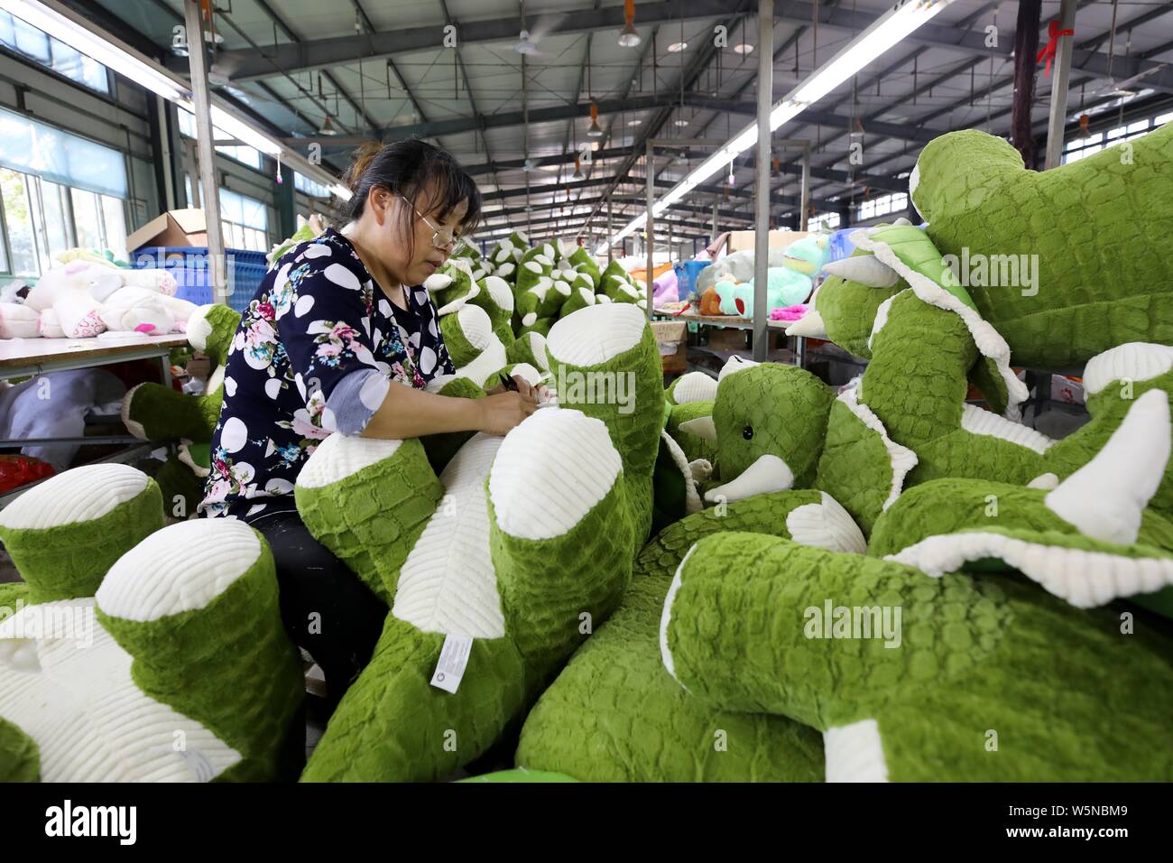 Chinese female factory worker hi-res stock photography and images - Alamy