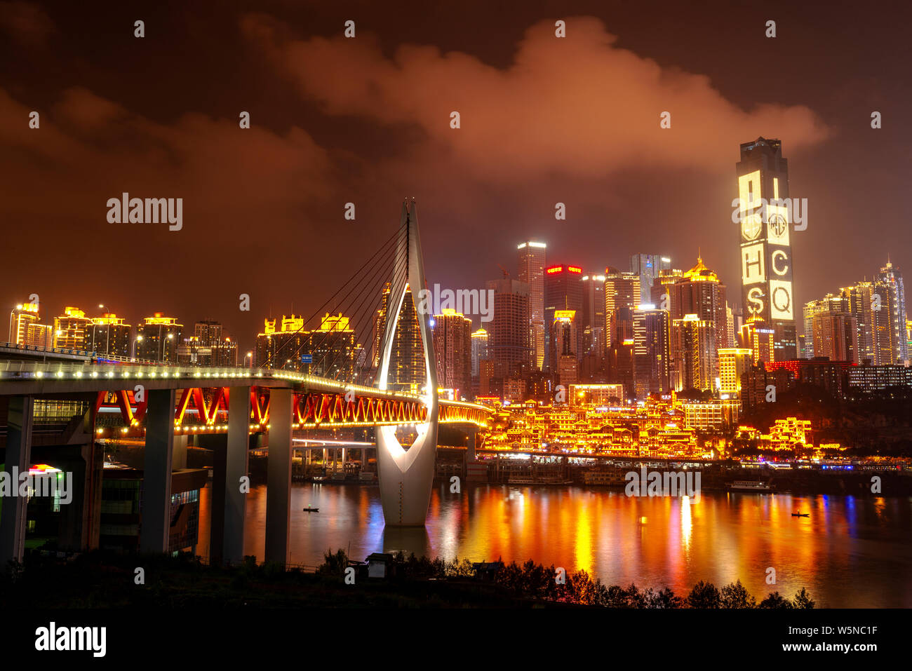 The qiansimen jialing river bridge hi-res stock photography and images ...