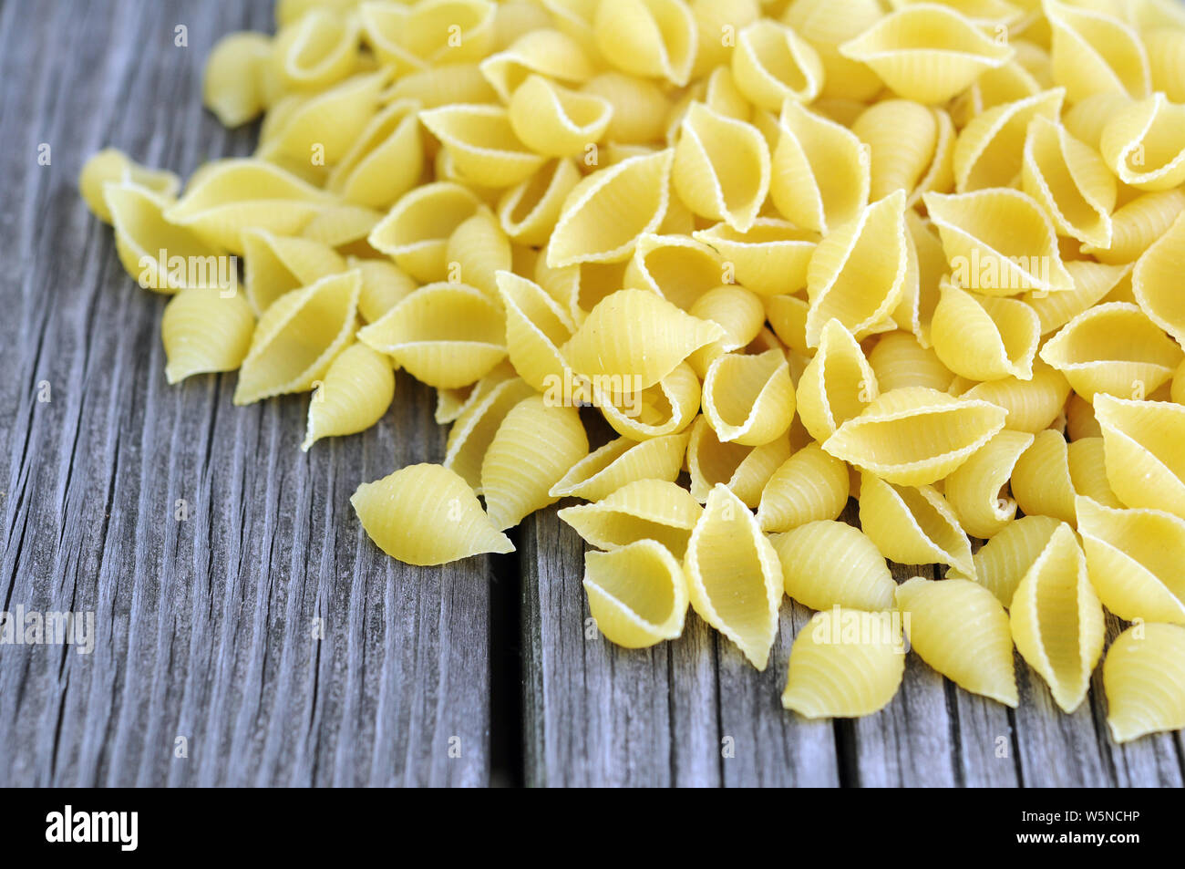 Conchiglie seashell shape pasta on grunge background texture Stock ...