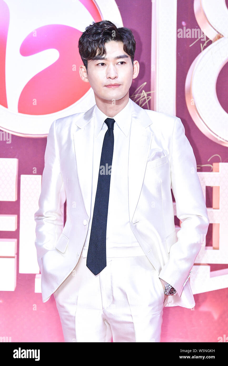 --FILE--Chinese actor Zhang Han arrives for an award ceremony in ...