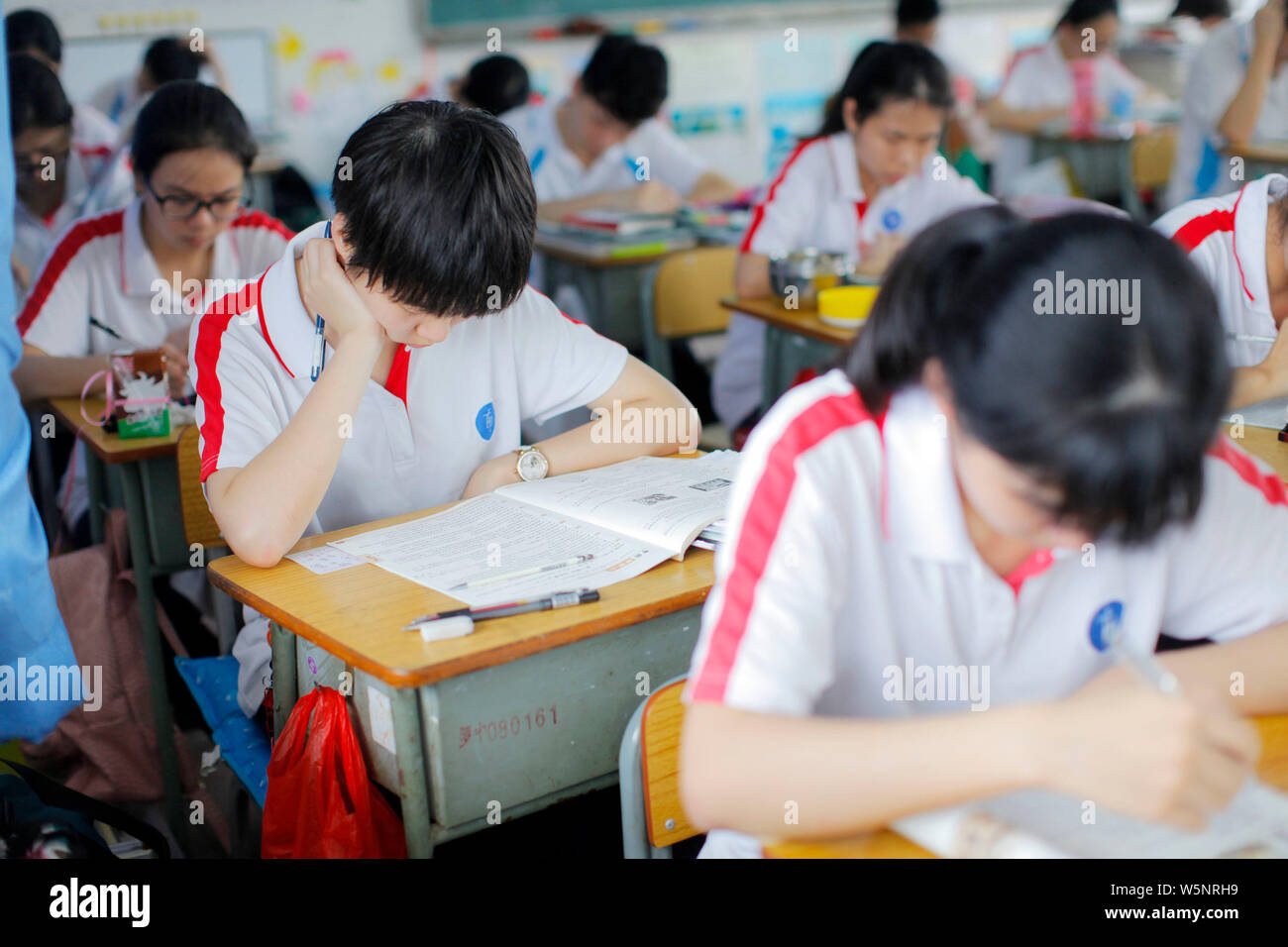 --FILE--Chinese students prepare for the upcoming annual college entrance examination, also ...