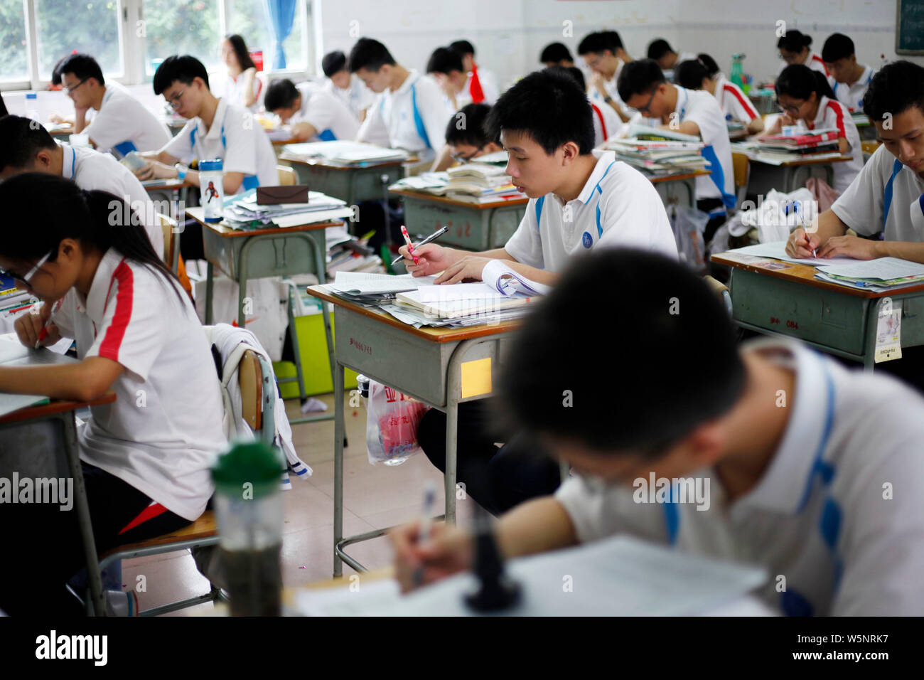 --FILE--Chinese students prepare for the upcoming annual college entrance examination, also ...