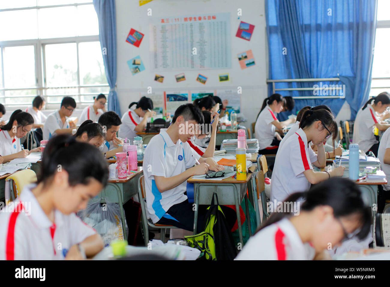 --FILE--Chinese students prepare for the upcoming annual college ...