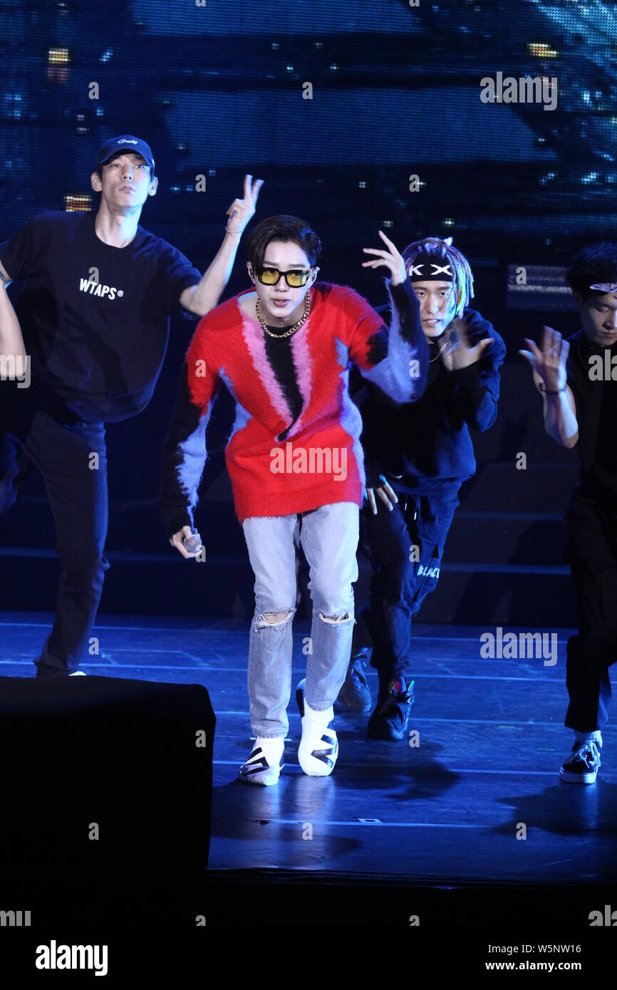 Taiwanese singer Lai Kuan-lin, also romanized as Lai Guan-lin, and a ...