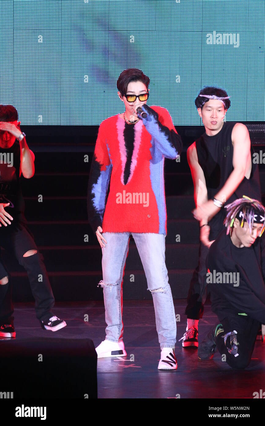 Taiwanese singer Lai Kuan-lin, also romanized as Lai Guan-lin, and a ...