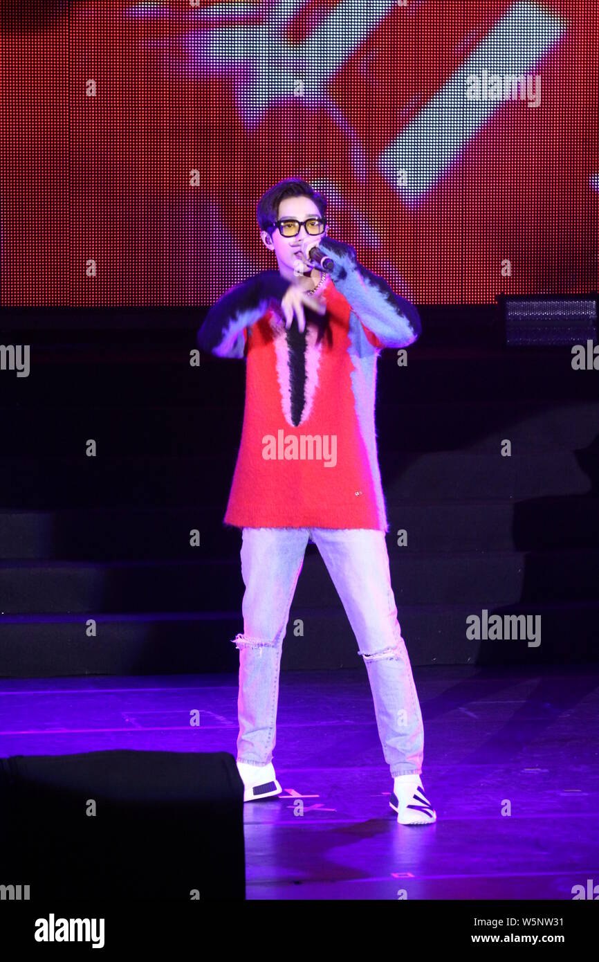 Taiwanese singer Lai Kuan-lin, also romanized as Lai Guan-lin, and a ...