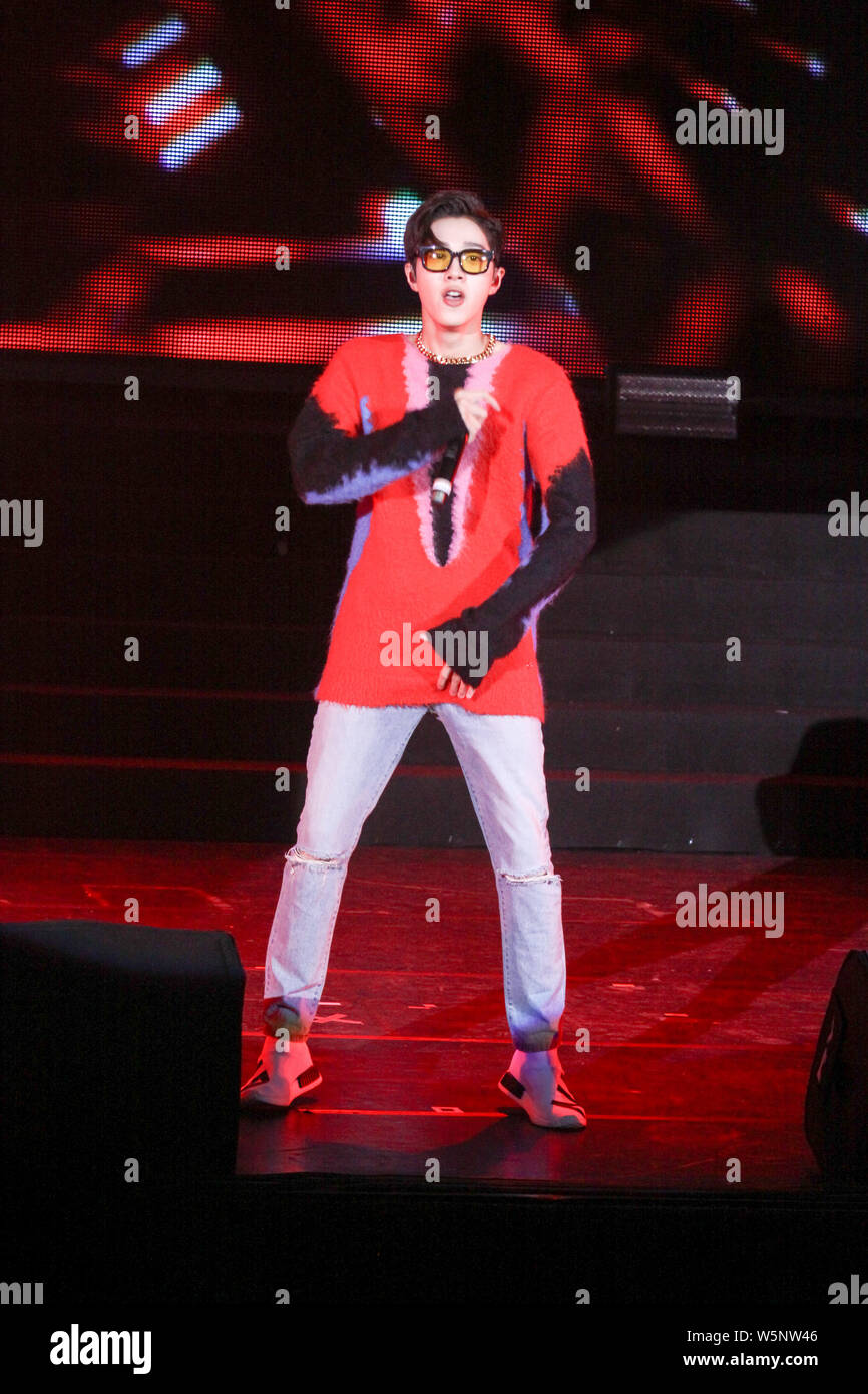 Taiwanese singer Lai Kuan-lin, also romanized as Lai Guan-lin, and a ...