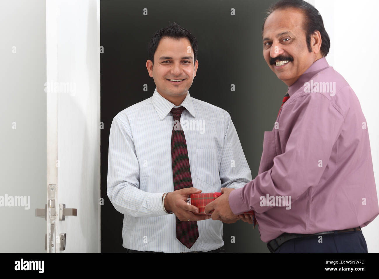 Executive giving boss to a gift Stock Photo - Alamy