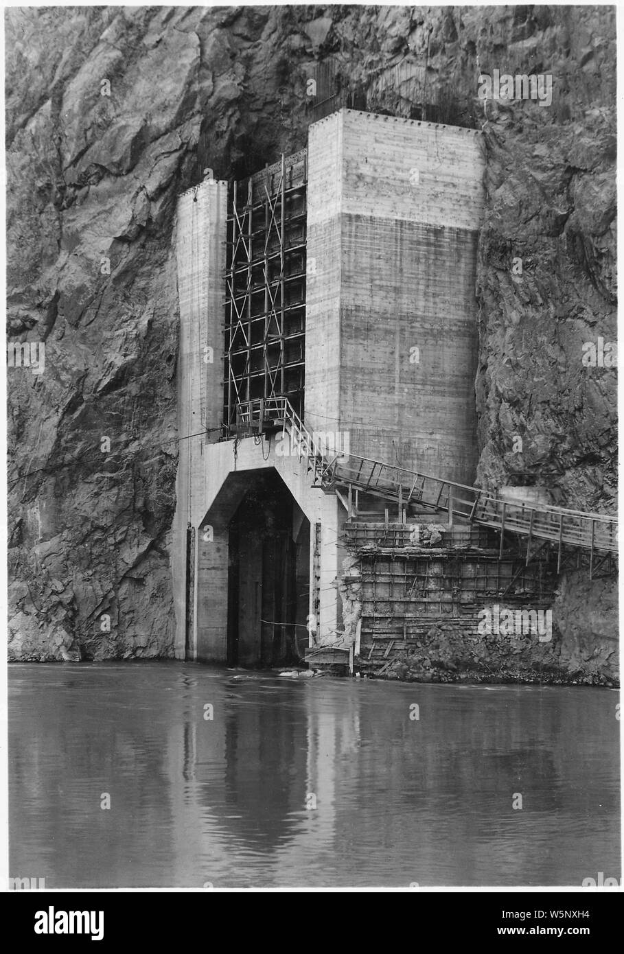 Inlet portal, Diversion Tunnel No. 4, showing bulkhead gate steel ...