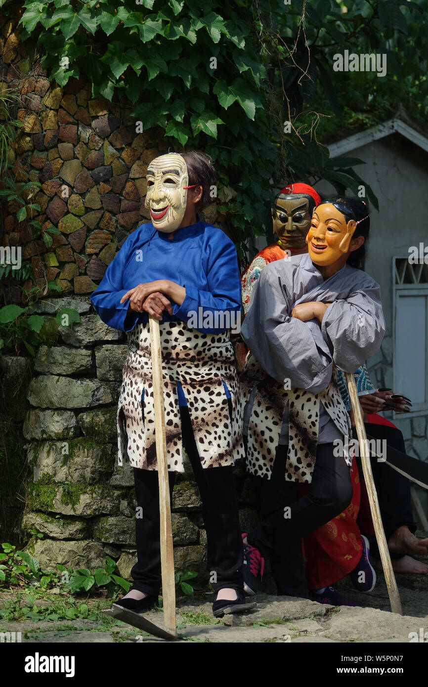 Artists wearing masks hi-res stock photography and images - Alamy