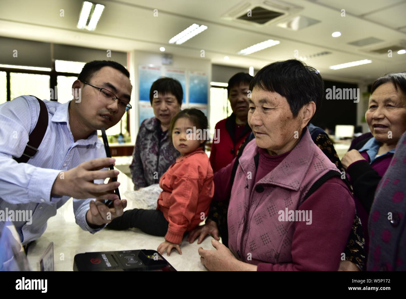 Chinese facial recognition hi-res stock photography and images - Alamy
