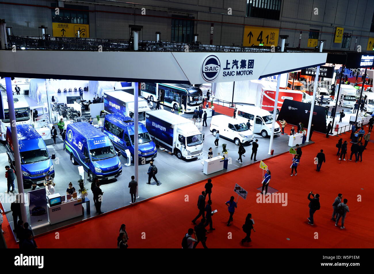 --FILE--People visit the stand of Chinese automaker SAIC Motor ...