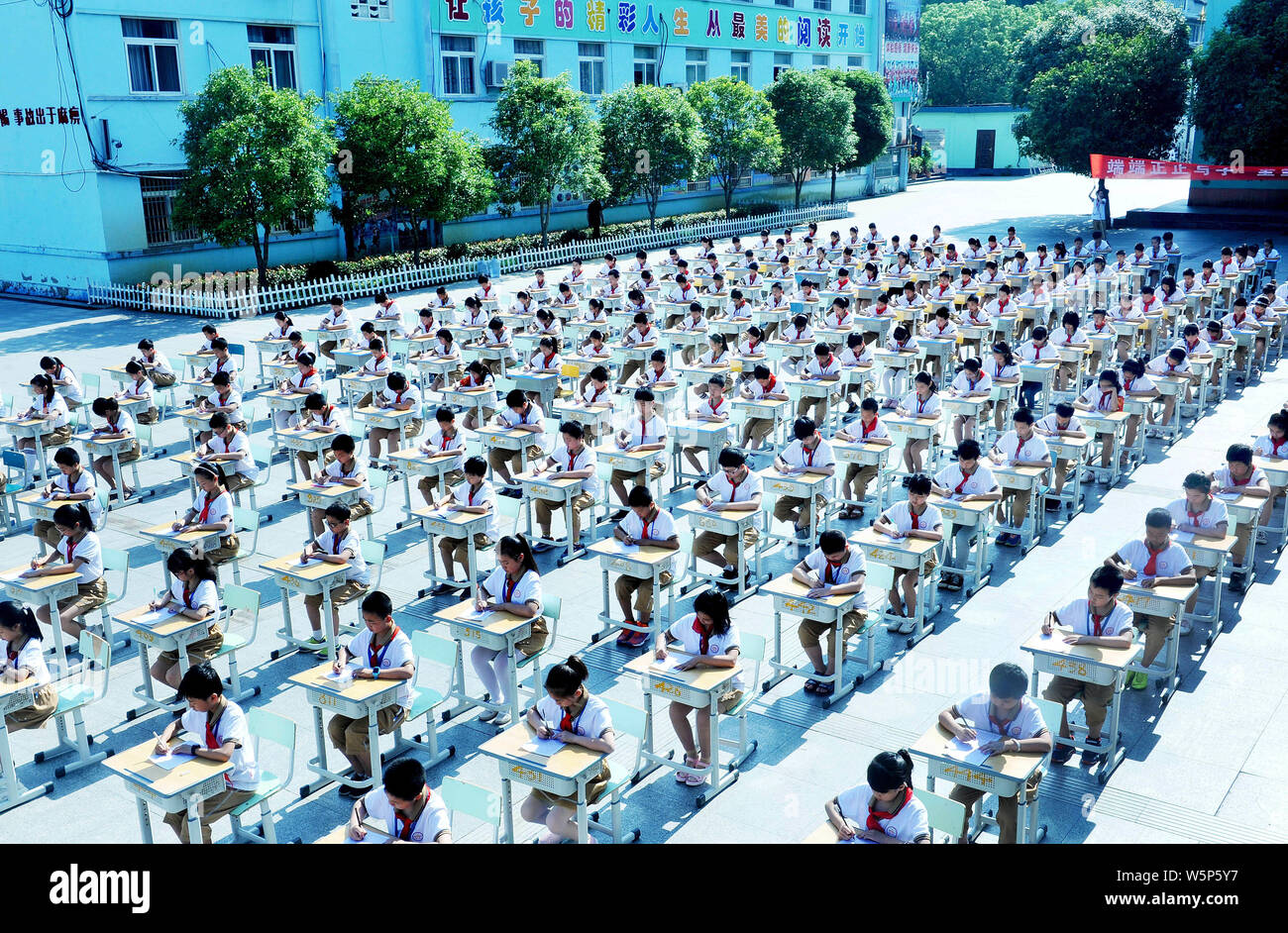 China students rows hi-res stock photography and images - Alamy