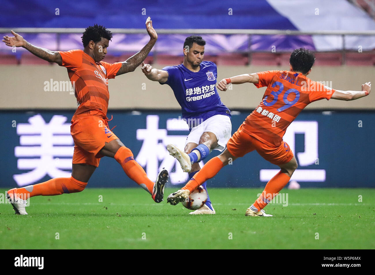 Colombian football player Giovanni Moreno, center, of Shanghai ...