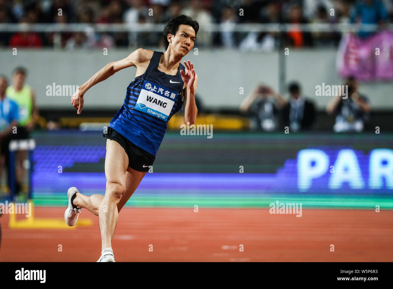High jump men hi-res stock photography and images - Alamy