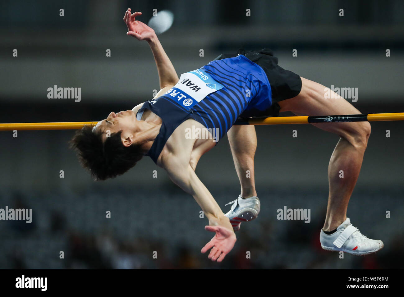 High jump men hi-res stock photography and images - Alamy
