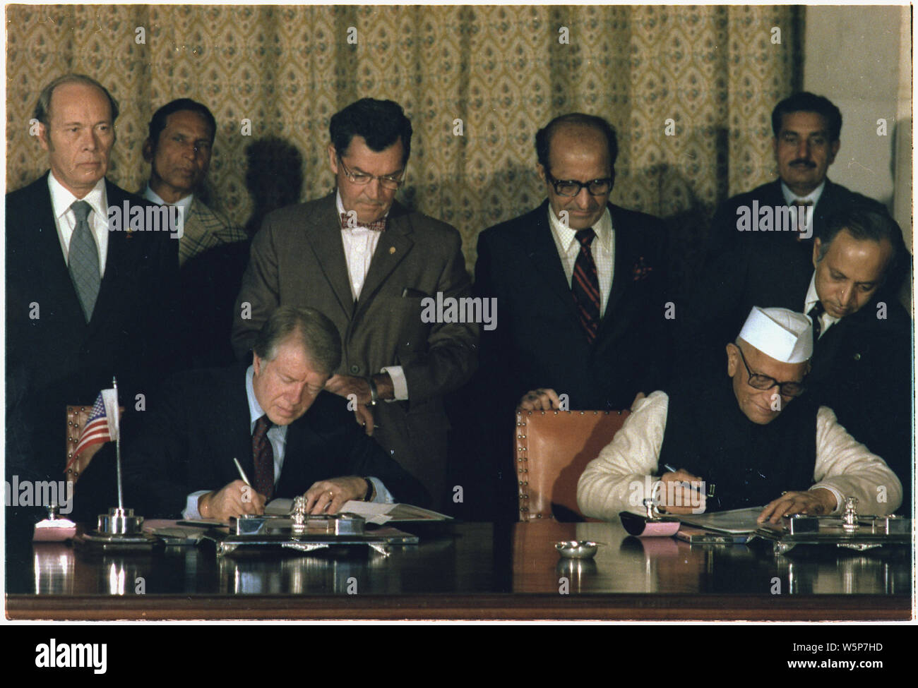 Jimmy Carter and Prime Minister Desai sign the New Delhi Declaration ...