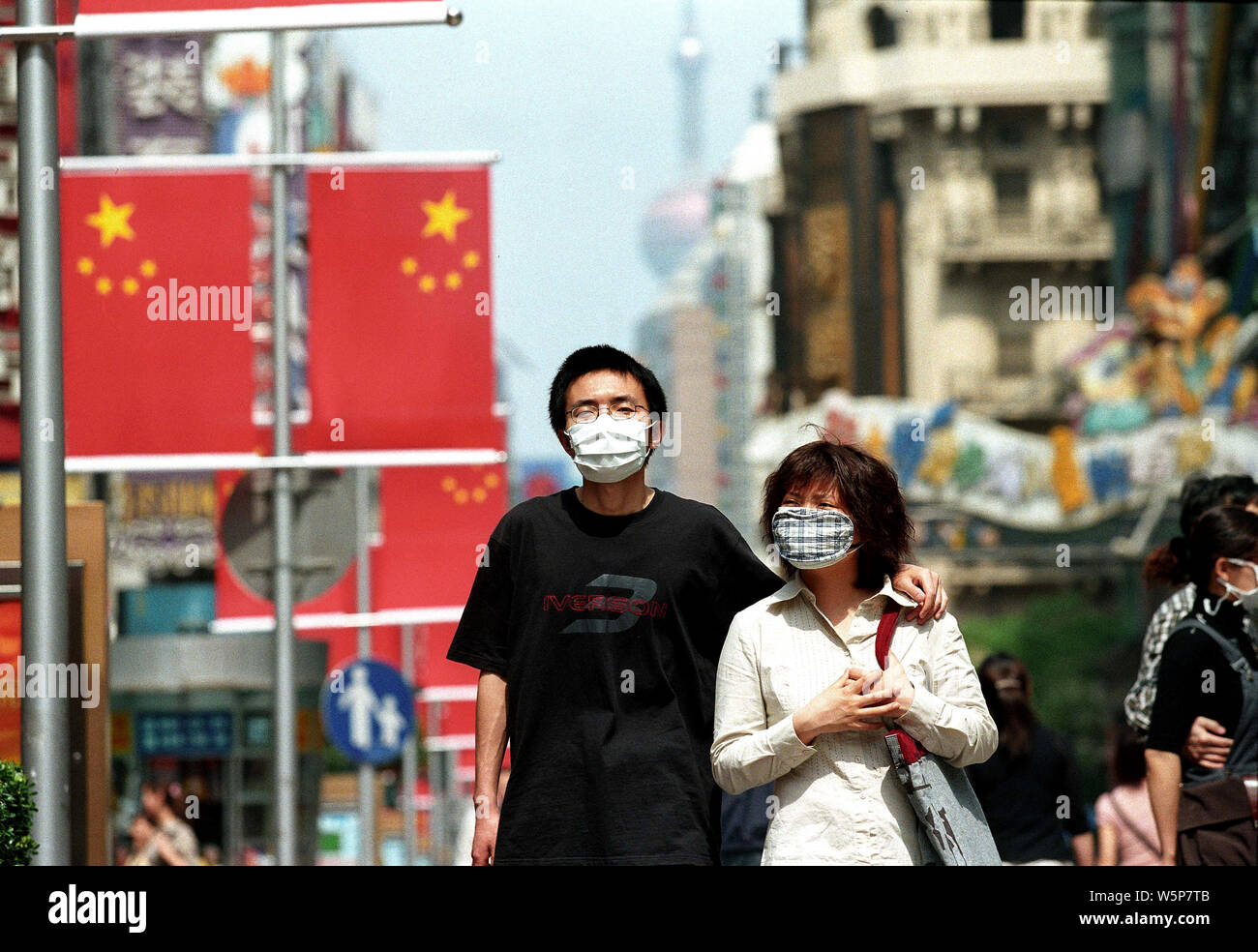 --FILE--A young Chinese couple wearing face masks for prevention of ...