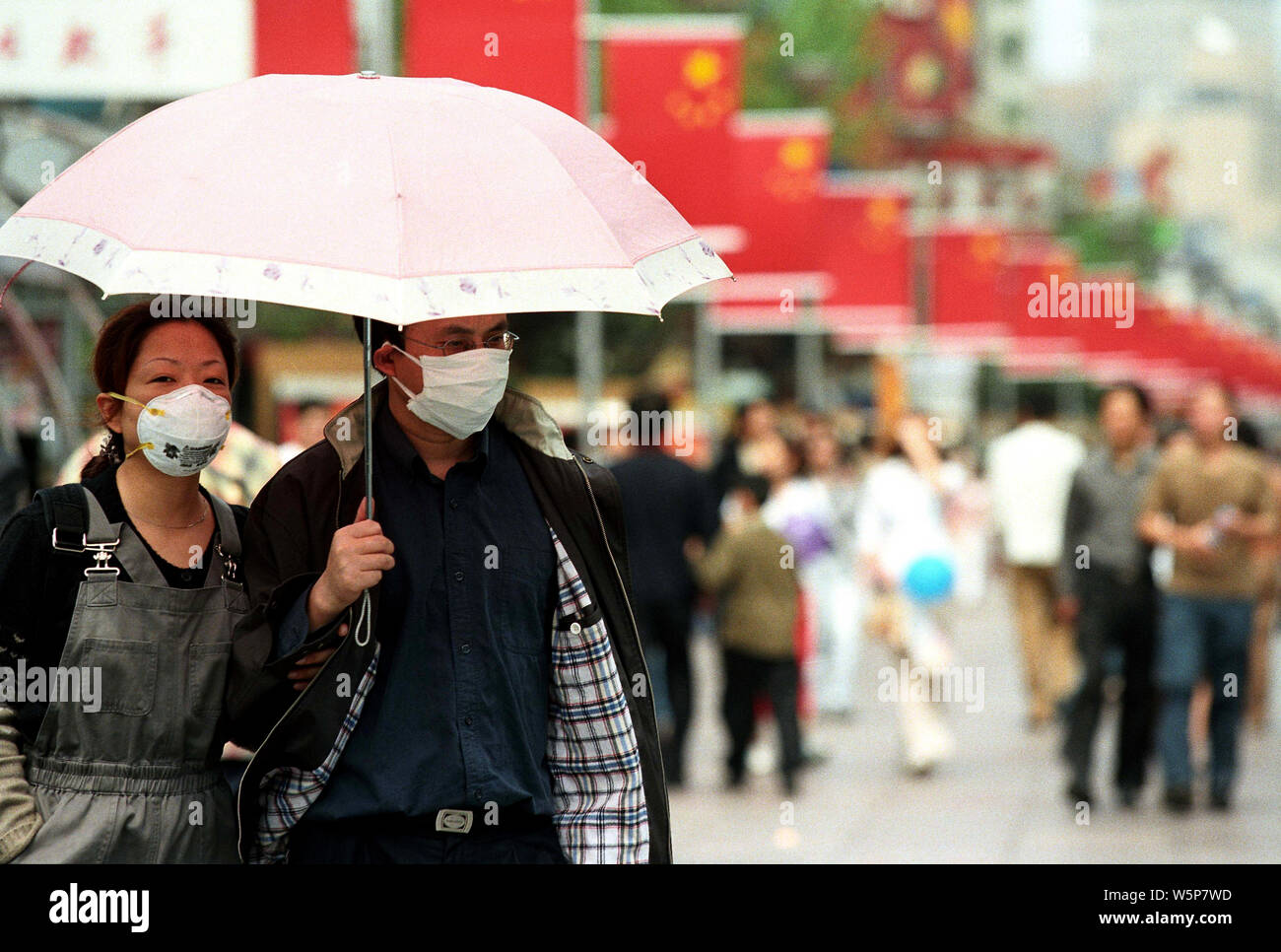 --FILE--A young Chinese couple wearing face masks for prevention of ...