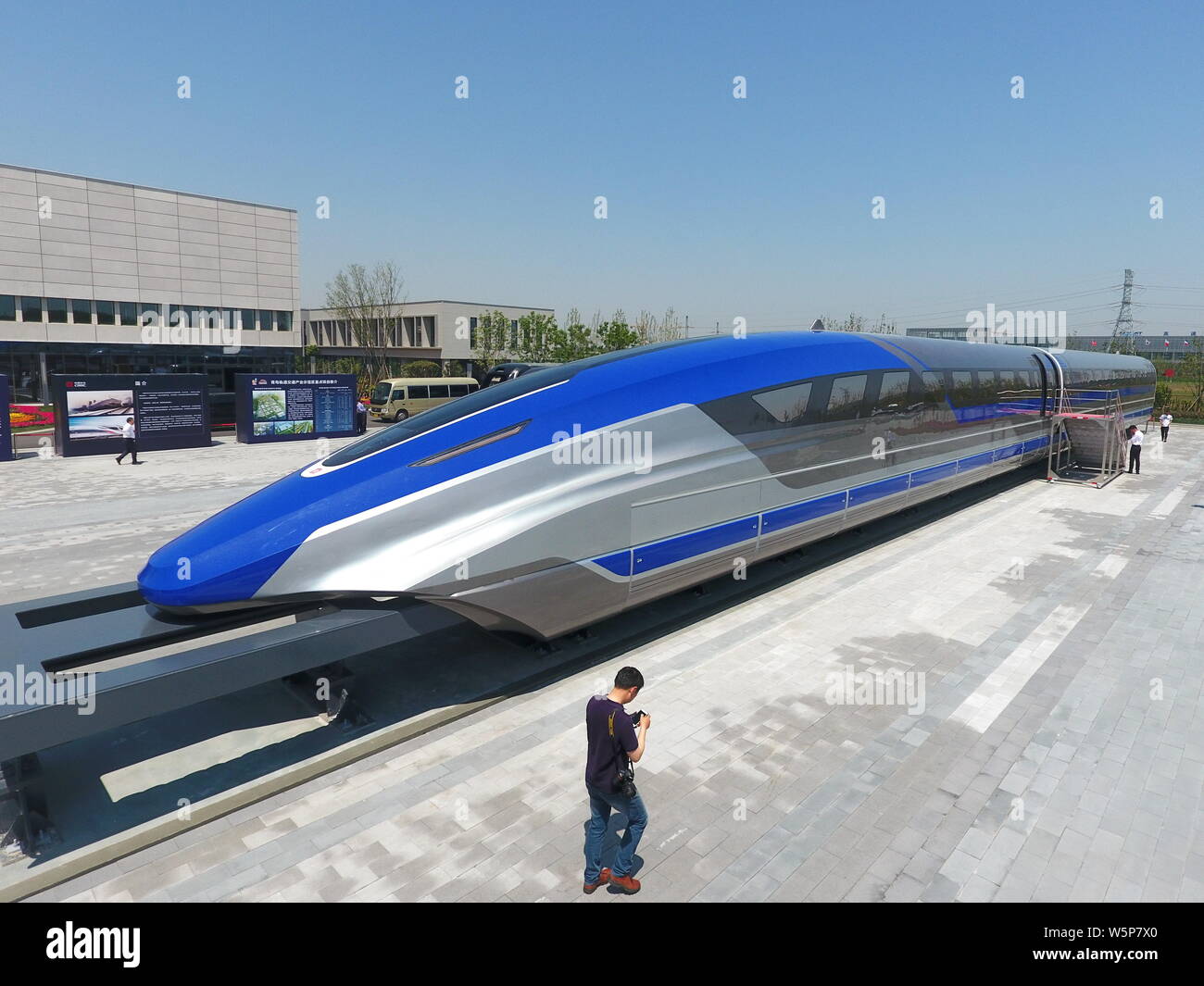 China qingdao 600 maglev train hi-res stock photography and images - Alamy