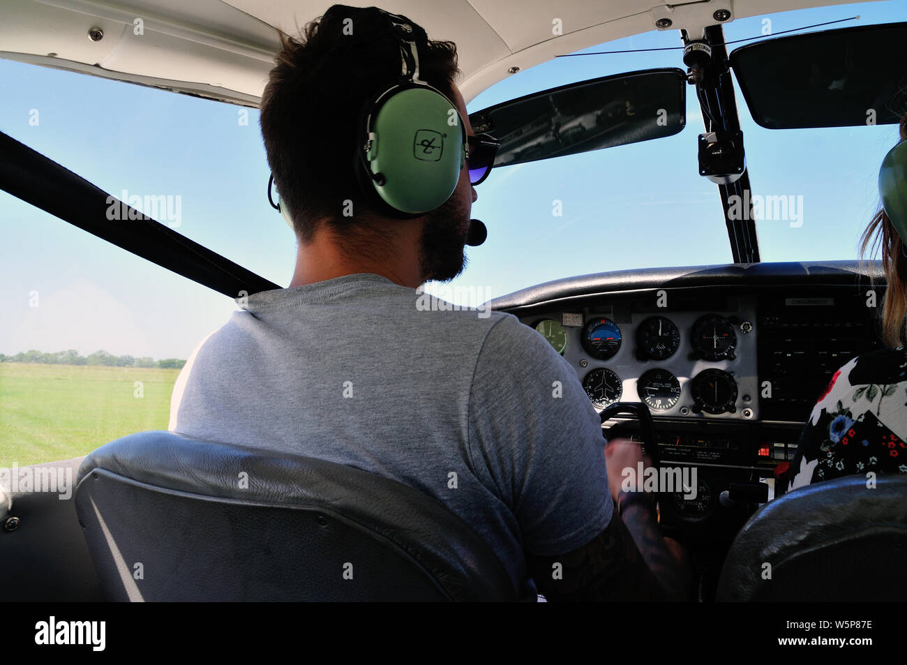 Light aircraft flying hi-res stock photography and images - Alamy