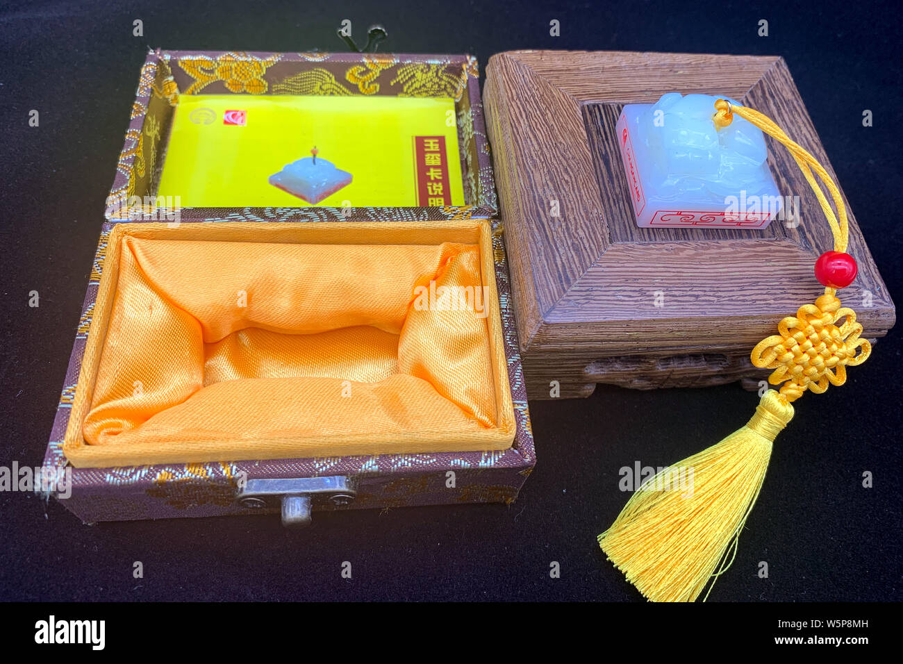 Jade tong hi-res stock photography and images - Alamy