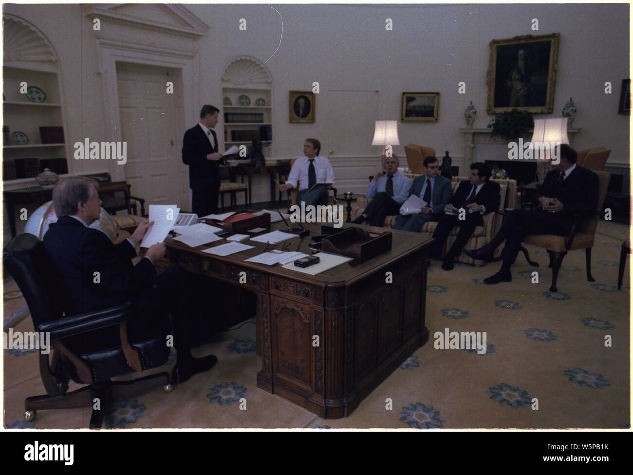 Jimmy Carter holds a staff meeting in the Oval Office Stock Photo - Alamy
