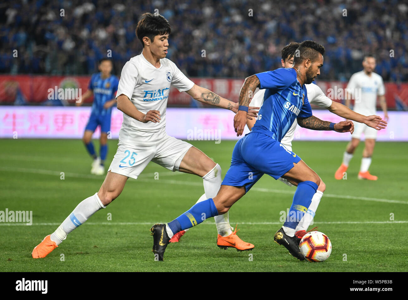 Brazilian football player Alex Teixeira, right, of Jiangsu Suning F.C ...