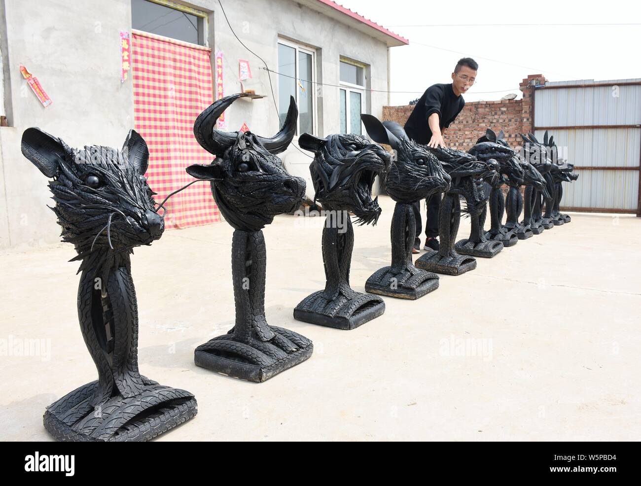 Chinese man Cao Shengge crafts an animal-shaped statue from used tires ...