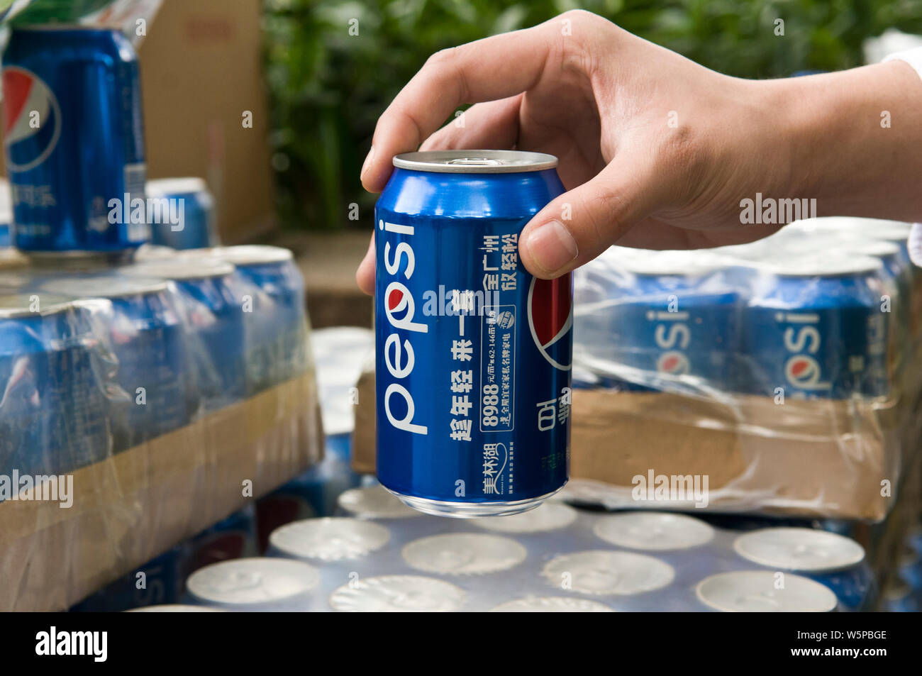 Pepsi cola cans hi-res stock photography and images - Alamy