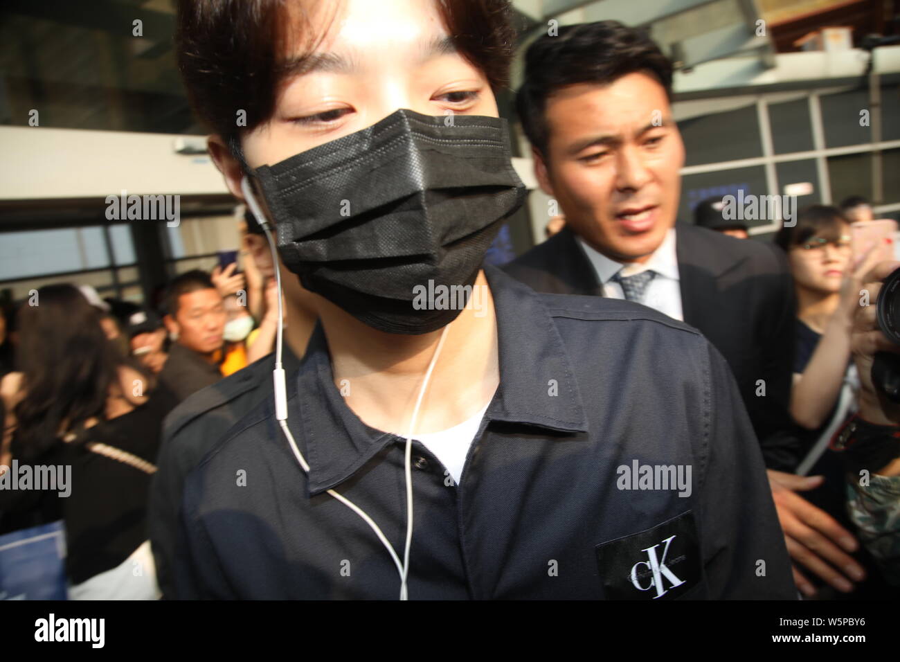 Taiwanese singer Lai Kuan-lin, also romanized as Lai Guan-lin, and a ...