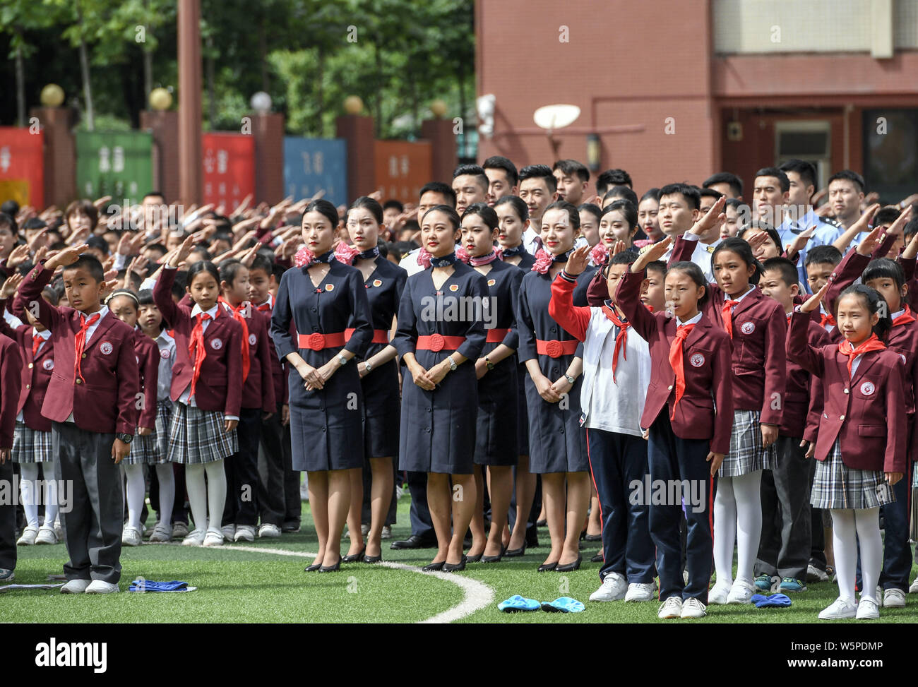 Primary school students, flight attendants and pilots from China ...