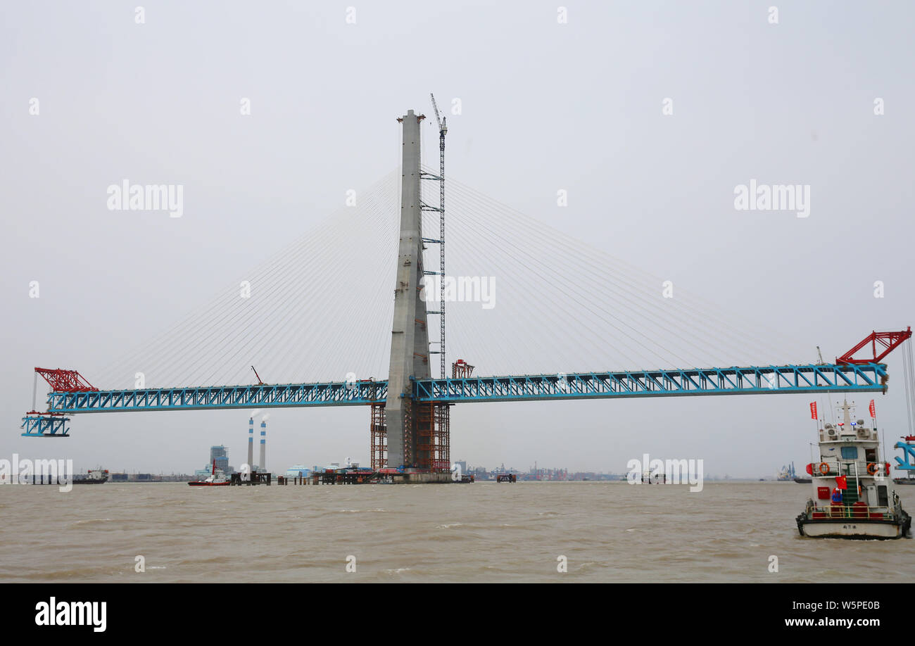 View of the construction site of the No.28 main pier of the world's ...