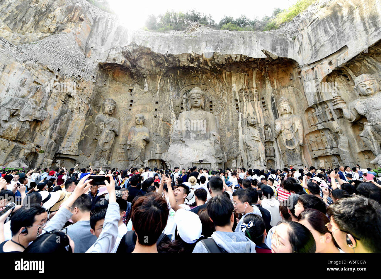 Longmen caves hi-res stock photography and images - Alamy