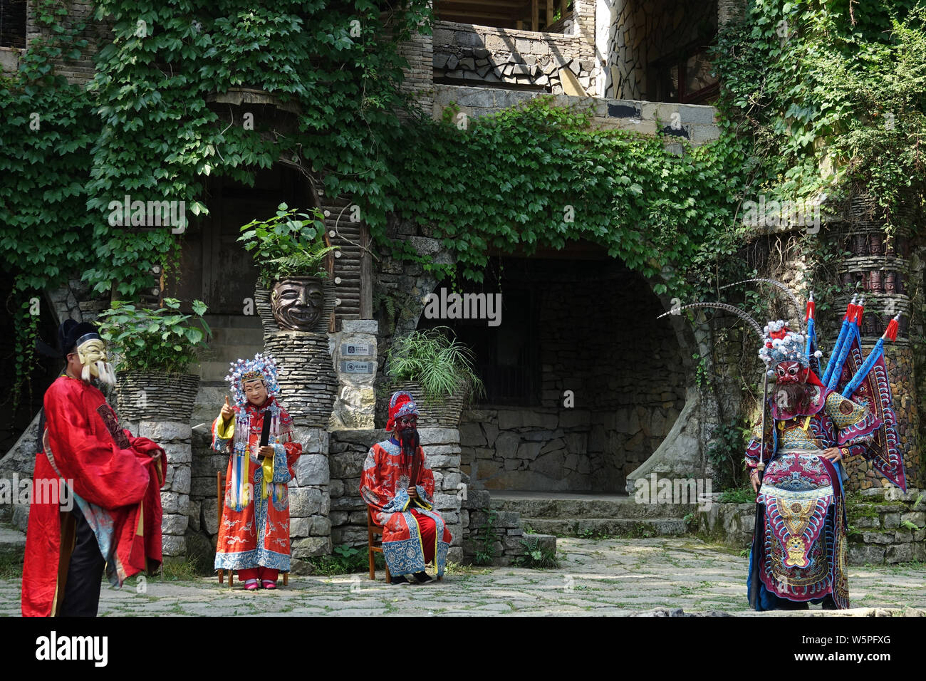 Artists wearing masks hi-res stock photography and images - Alamy