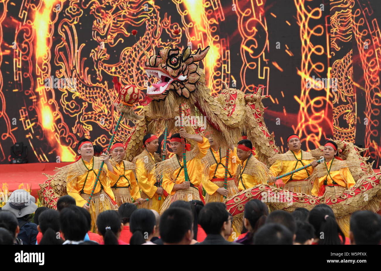 Chinese artists display a 20-meter-long dragon, with over 1,000 scales ...