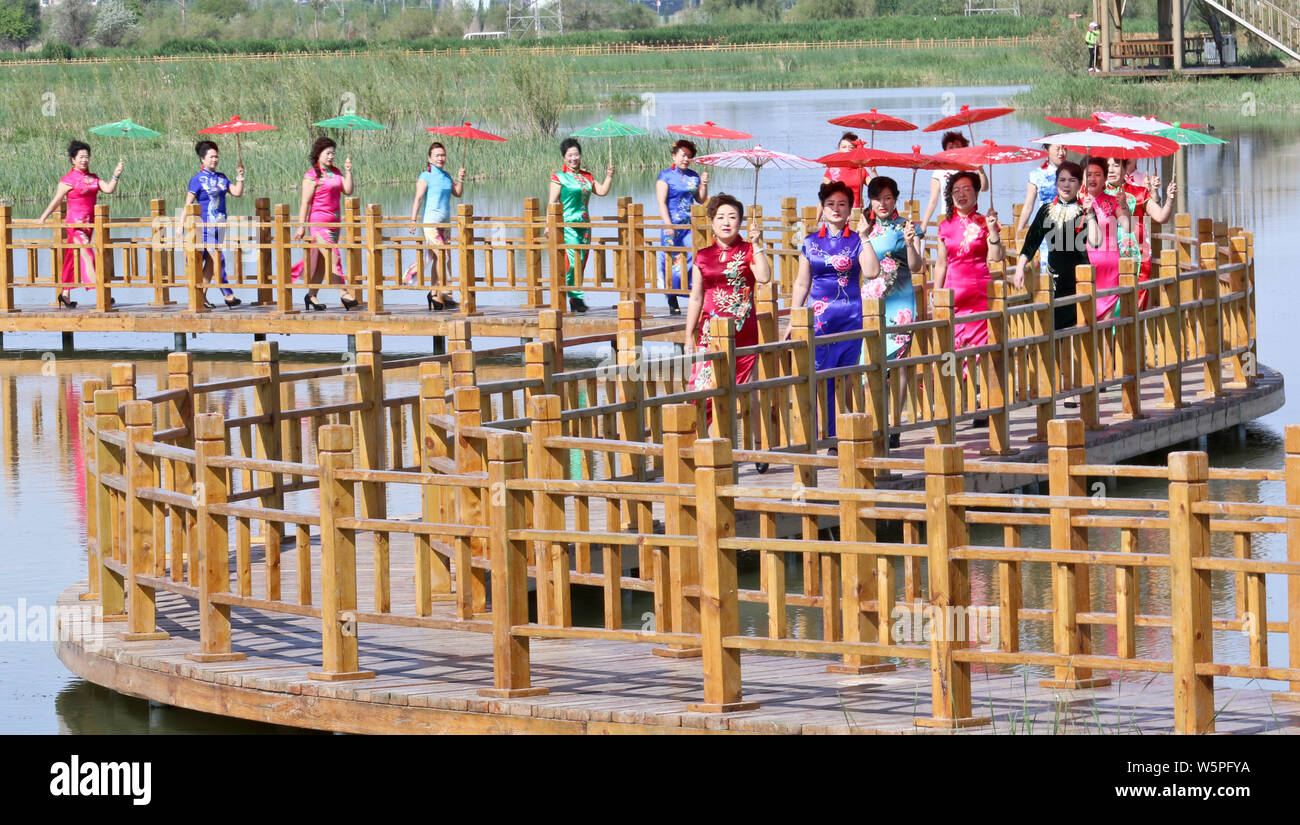 Cheongsam show hi-res stock photography and images - Alamy