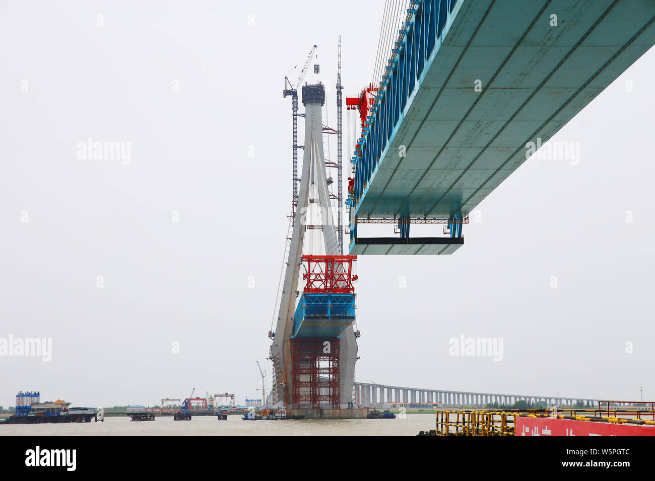 View of the construction site of the No.28 main pier of the world's ...