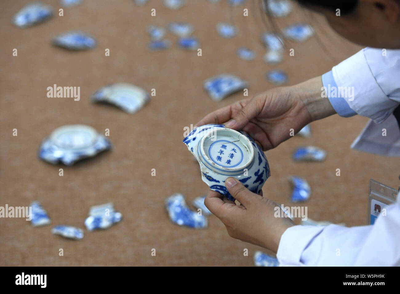 Chinese archaeologists restore cultural relics unearthed from the Old ...