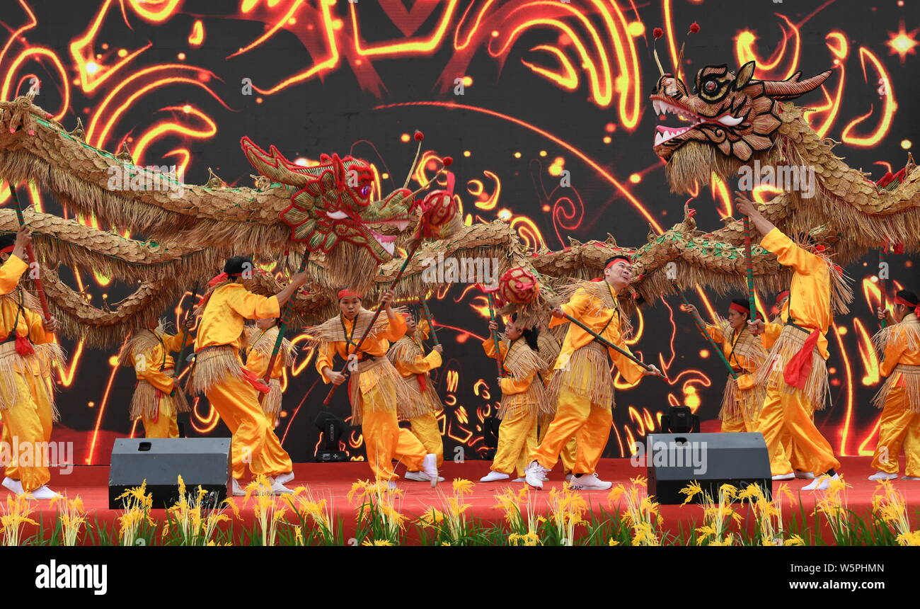 Chinese artists display a 20-meter-long dragon, with over 1,000 scales ...