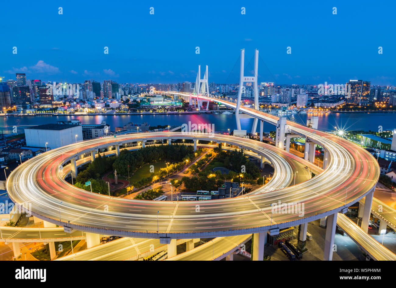 A night view of the Nanpu Bridge spanning the Huangpu River in Shanghai ...