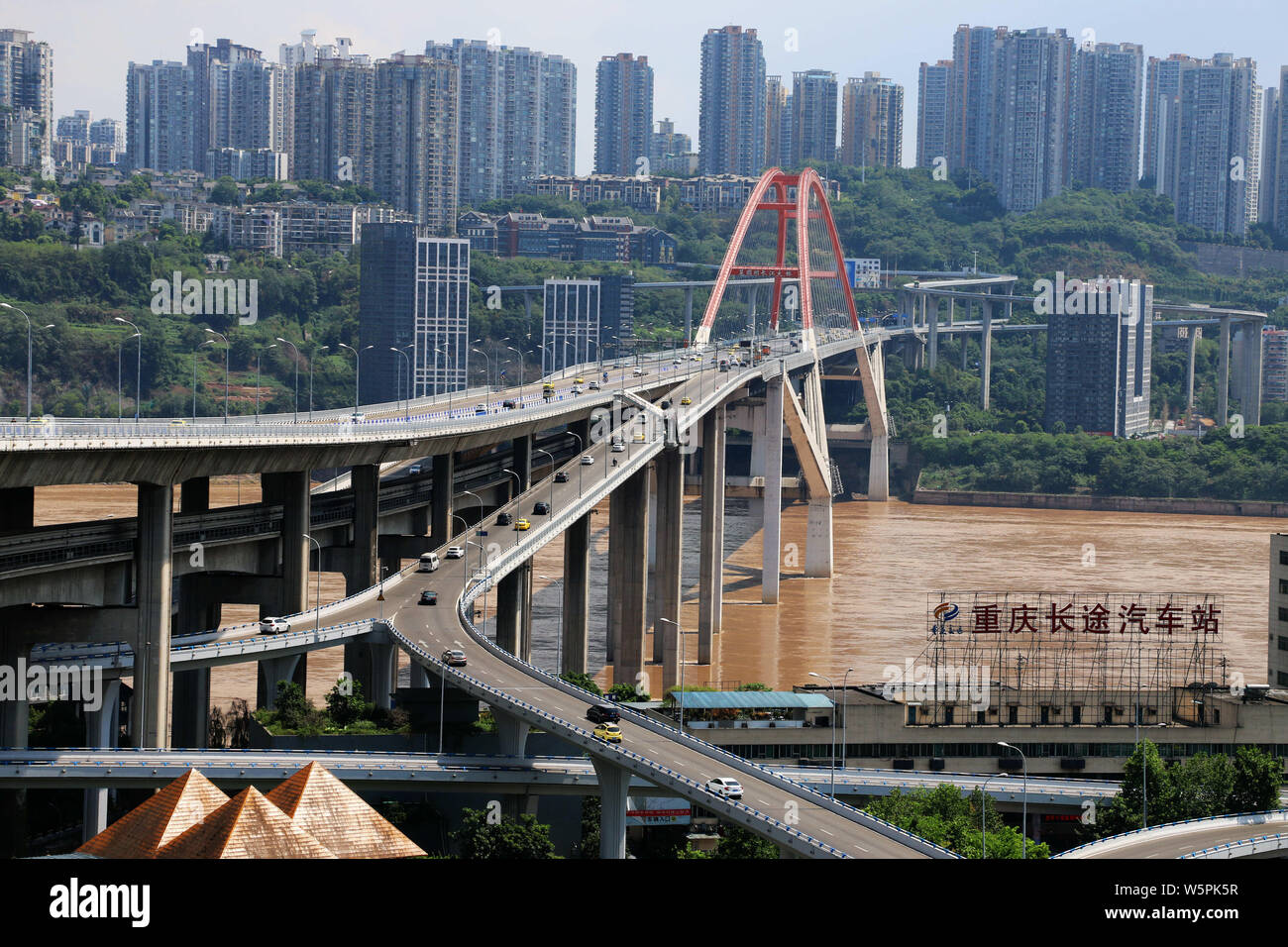 --FILE--A view of the Caiyuanba Yangtze River Bridge in Chongqing ...