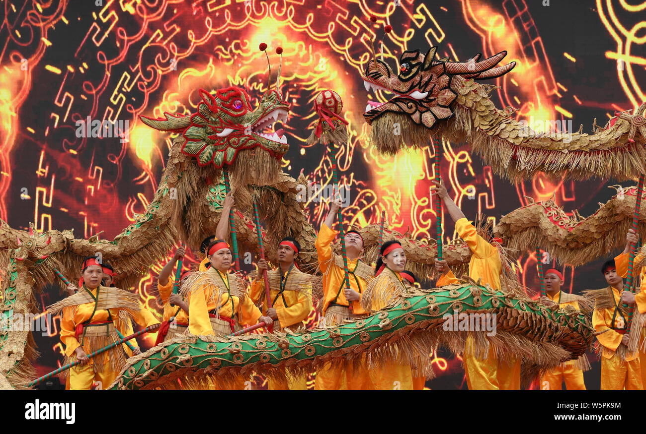 Chinese artists display a 20-meter-long dragon, with over 1,000 scales ...