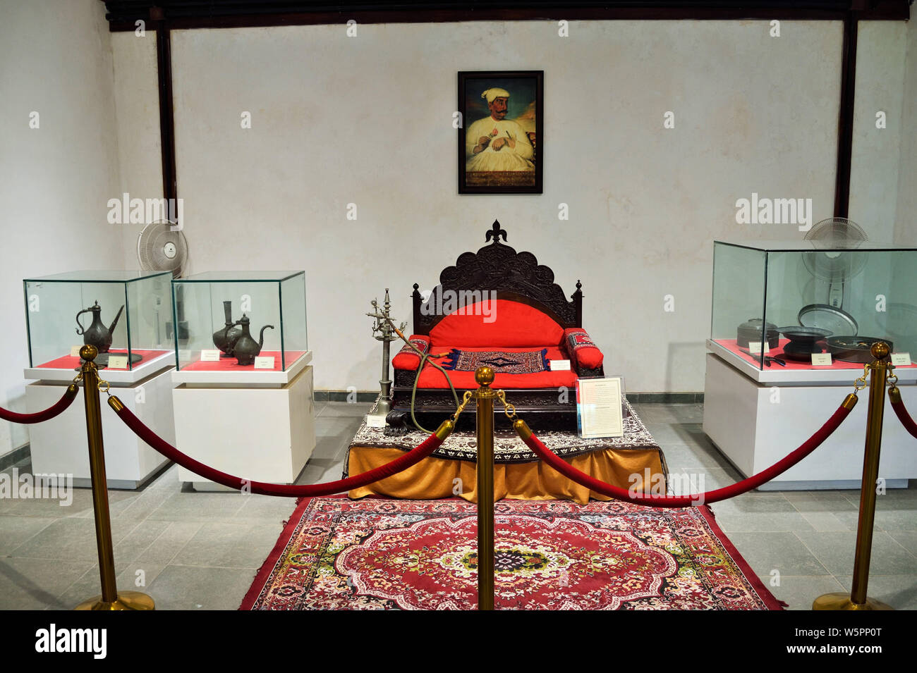 Indian throne hi-res stock photography and images - Alamy