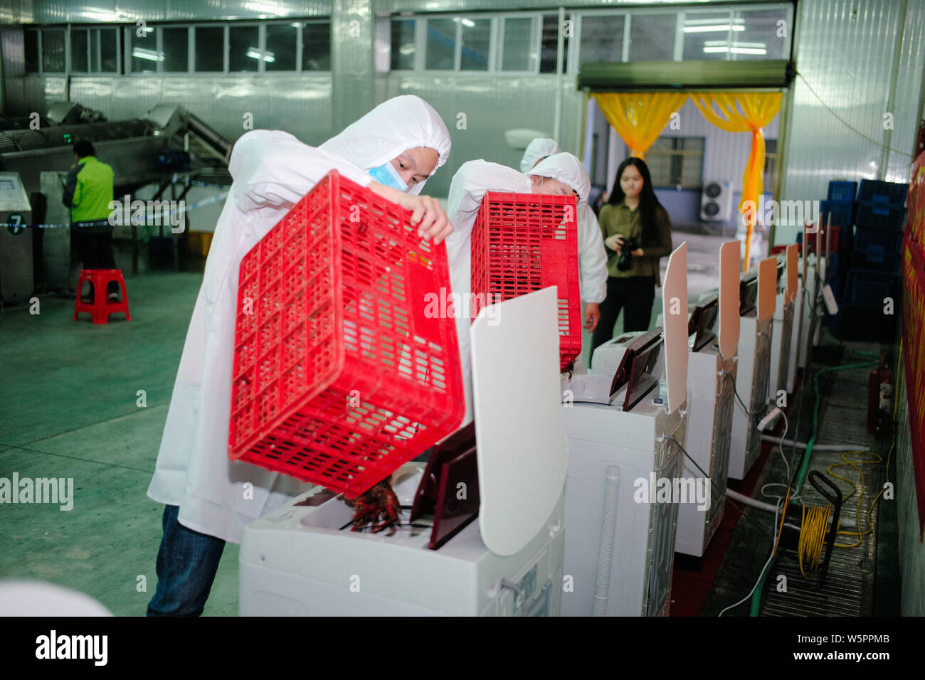 Using washing machines hi-res stock photography and images - Alamy