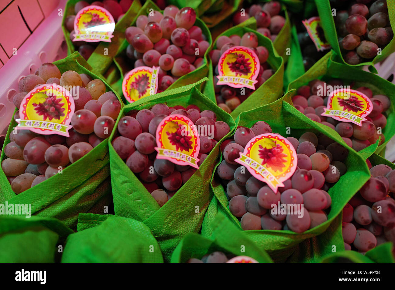 --FILE--The grapes are for sale at a wholesale market in Kunming city ...