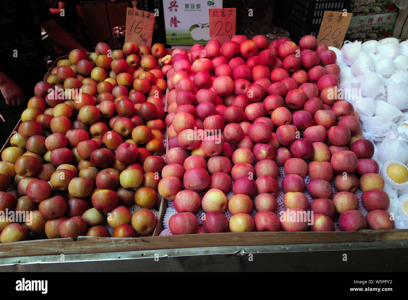 --FILE--The apples are for sale at a wholesale market in Kunming city ...