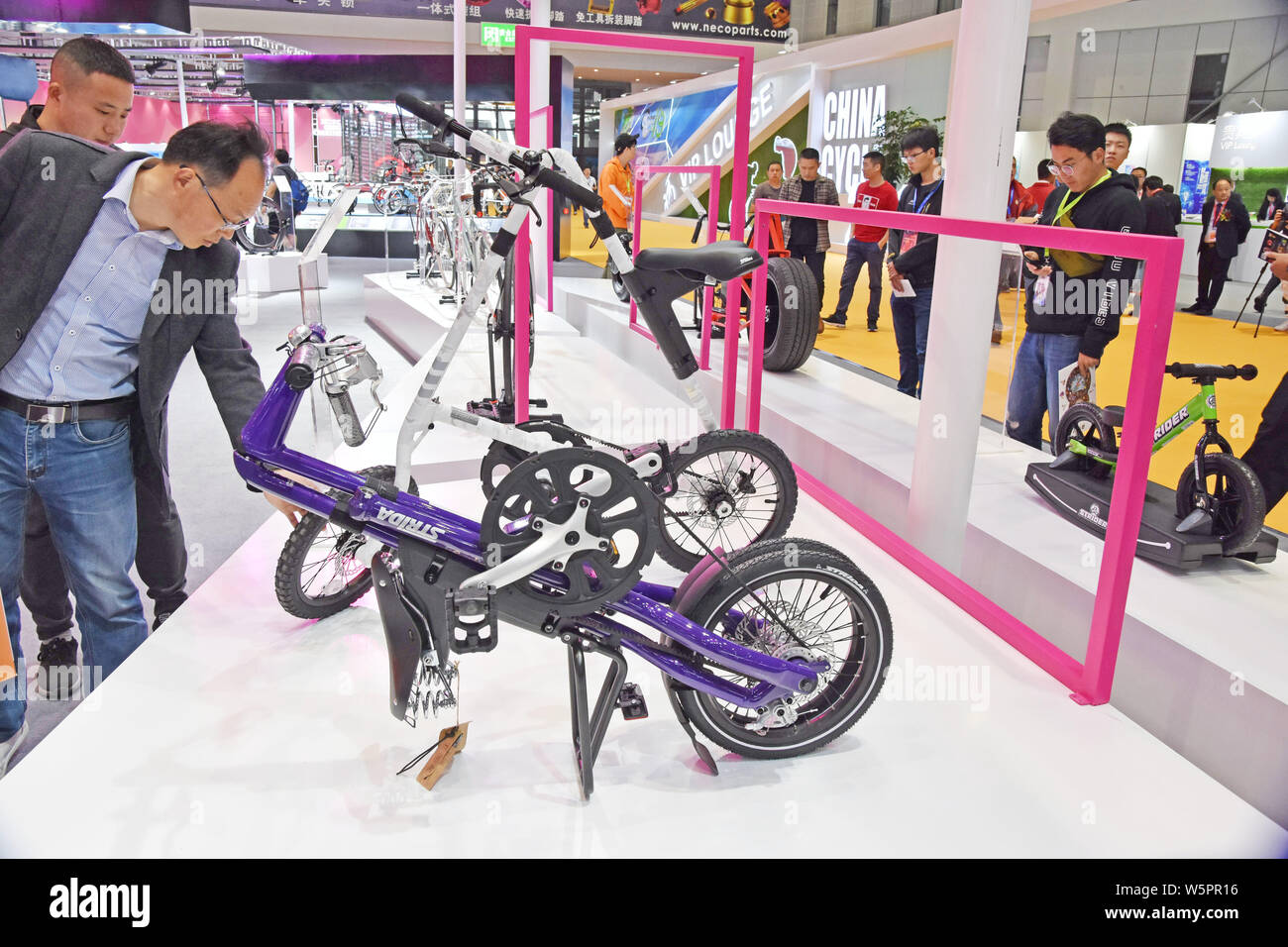 People visit the 29th China International Bicycle Fair at the National ...